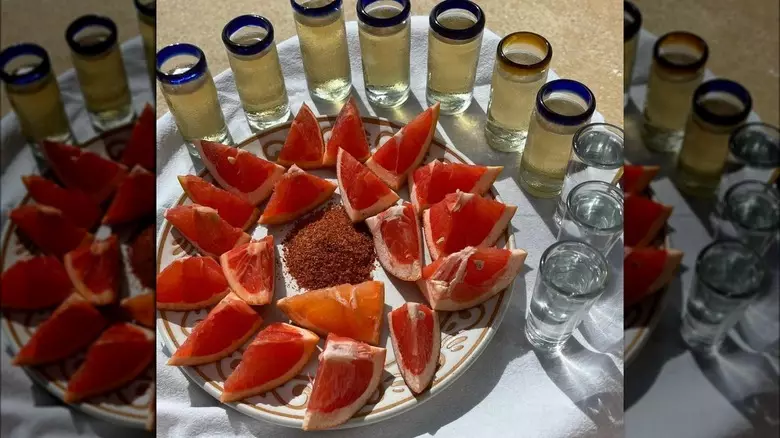 Tequila pafoj kun pomelo tranĉaĵoj