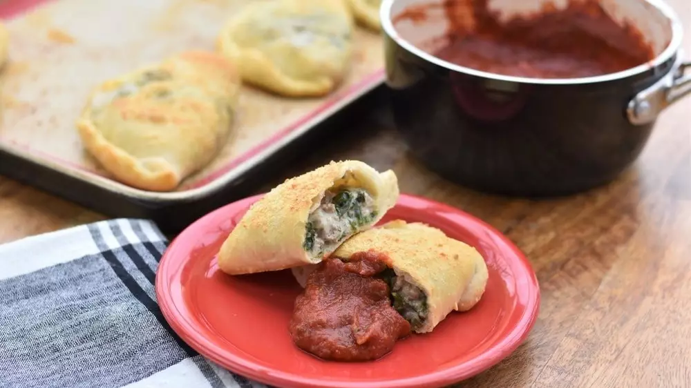 একটি প্যান উপর calzones