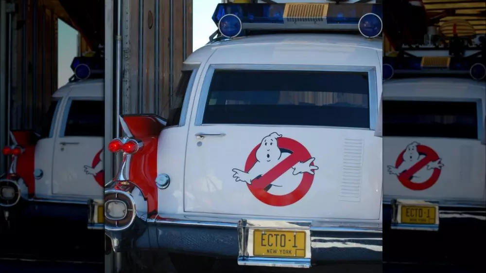 Logo Ghostbusters trên toa xe ga