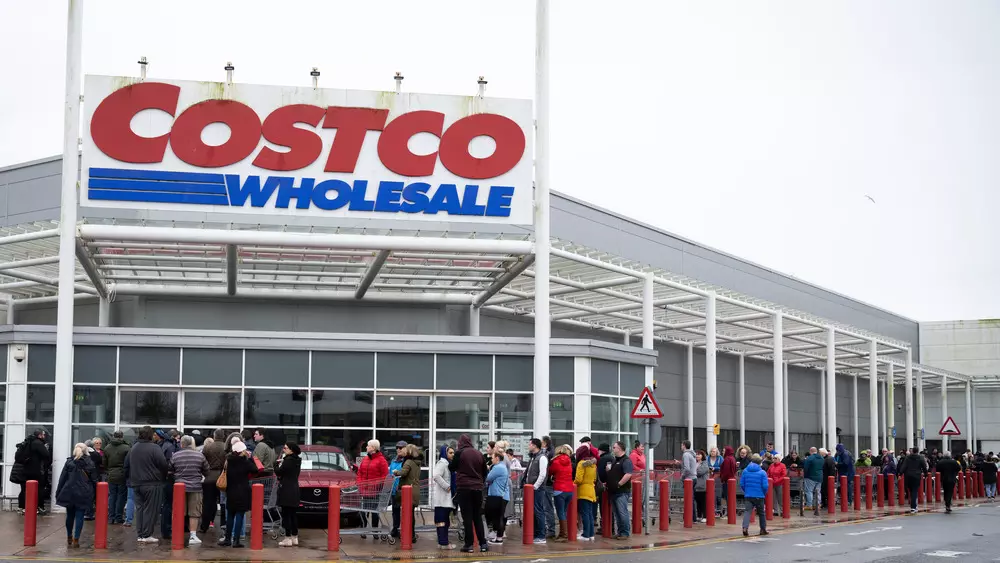 “Costco” -yň daşyndaky müşderiler