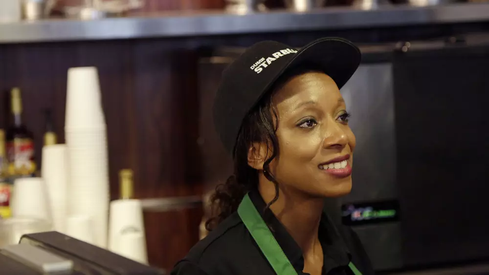 Starbucks-en lan egiten duen emakumea