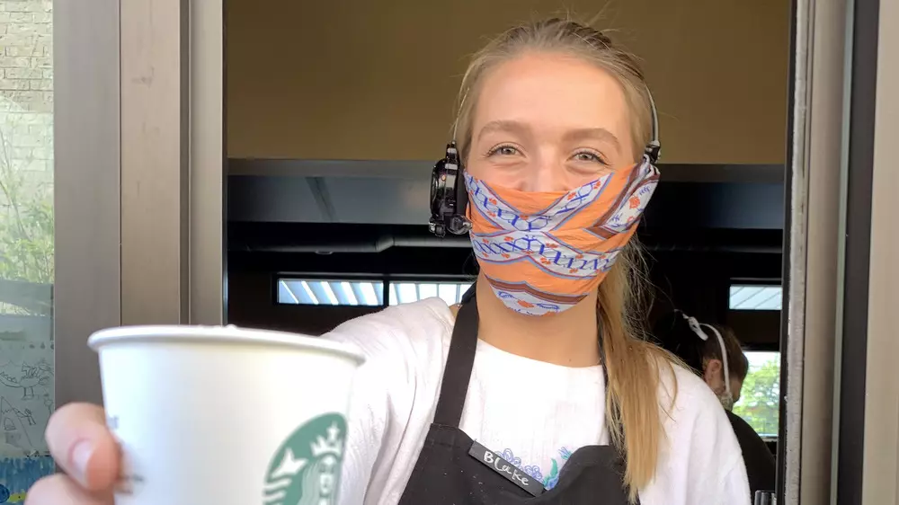 Starbuckseko langilea bezeroari kopa ematen