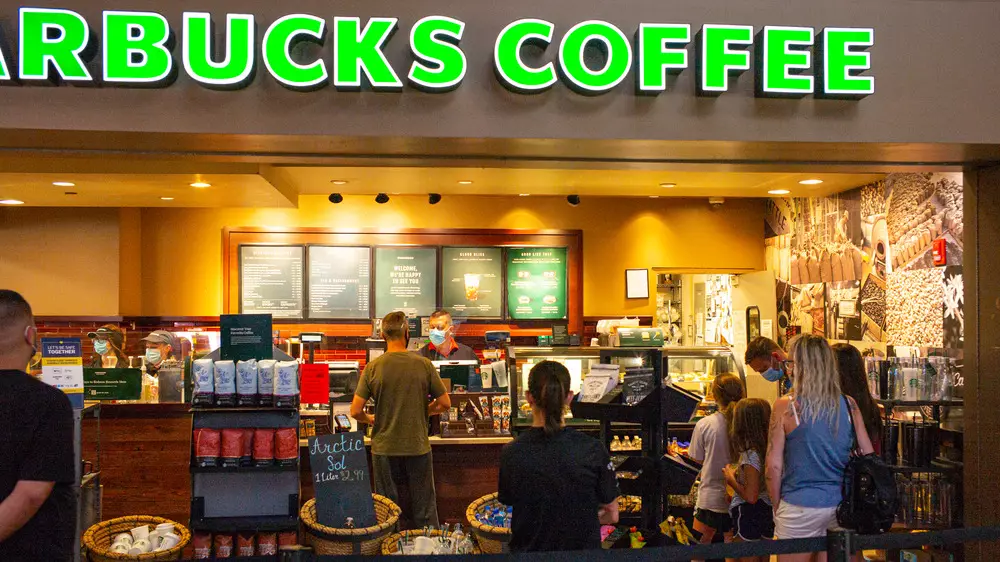 Starbucks-en ilaran dauden bezeroak