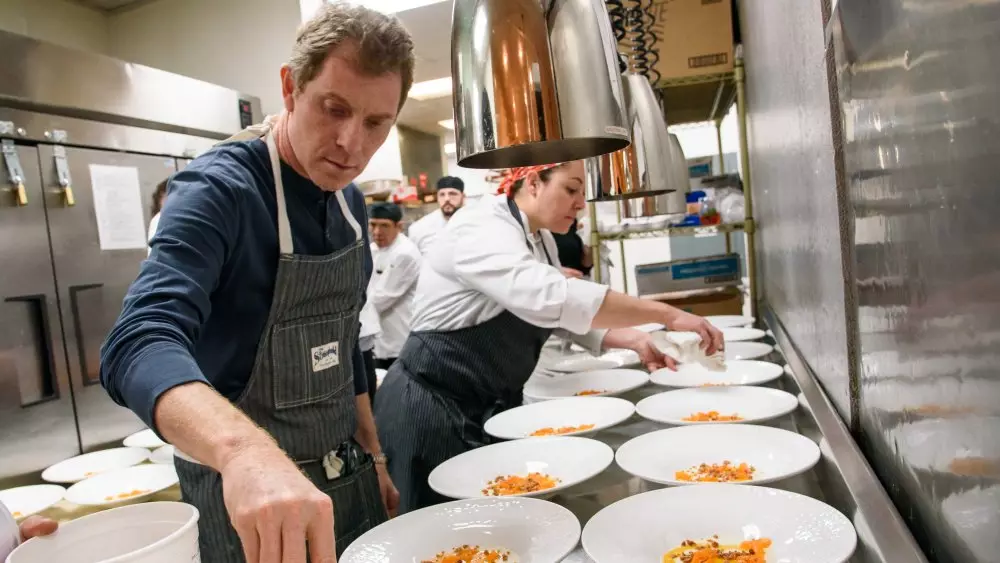 Bobby Flay? Mer som Bobby dreper ved matlaging, som vi antar at han gjør på dette bildet av ham i Mesa Grill Kitchen