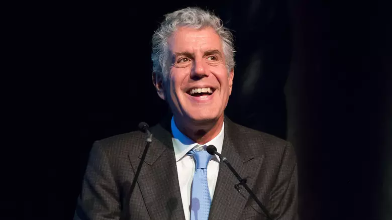 Anthony Bourdain은 무대에서 미소 짓는다.