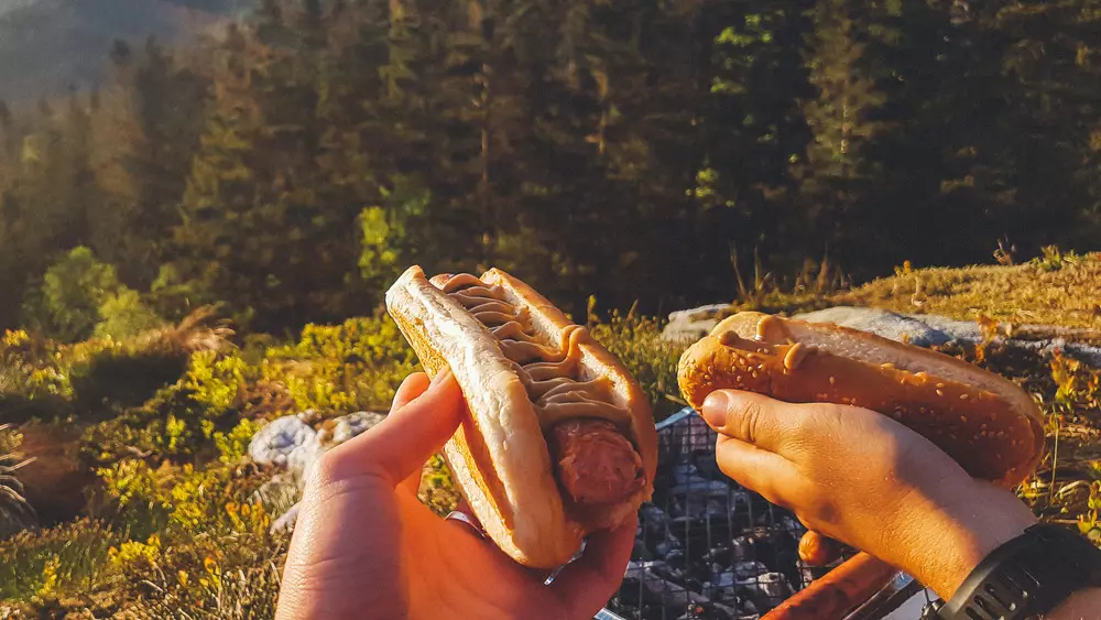 Alpinistët që mbajnë hot-dogë