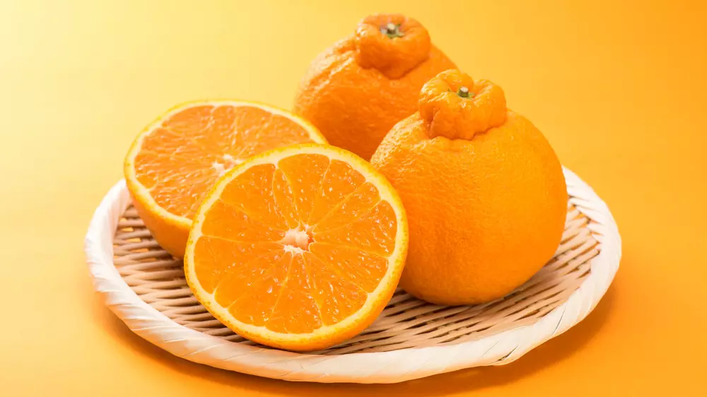 Sumo oranges sa plato