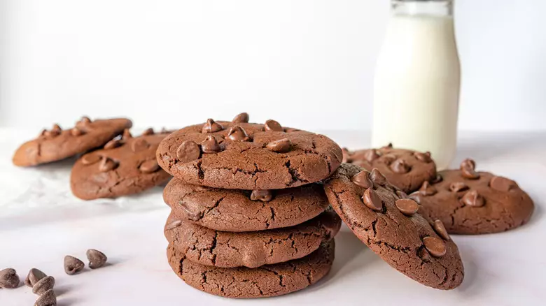 cookies taċ-ċikkulata taċ-ċikkulata u ħalib