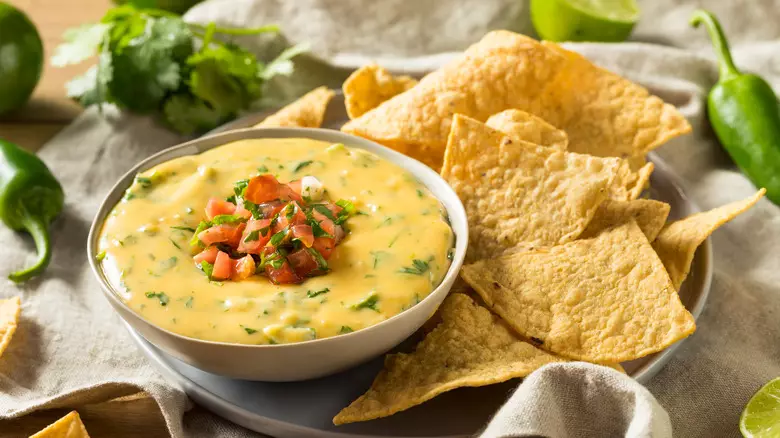 चिप्स र queso को पक्ष