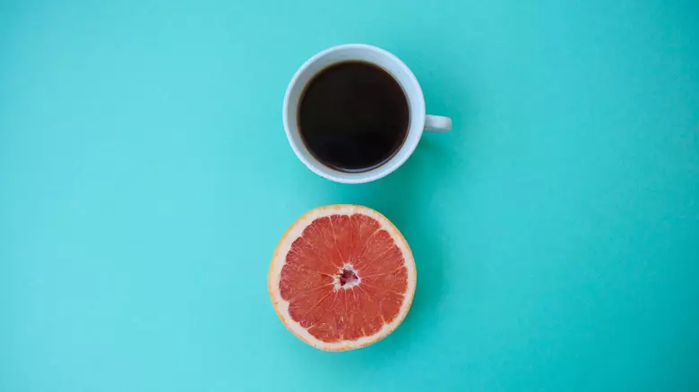 Tasse de café et de pamplemousse