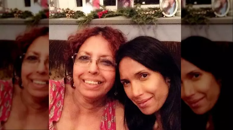 Padma Lakshmi dengan ibu