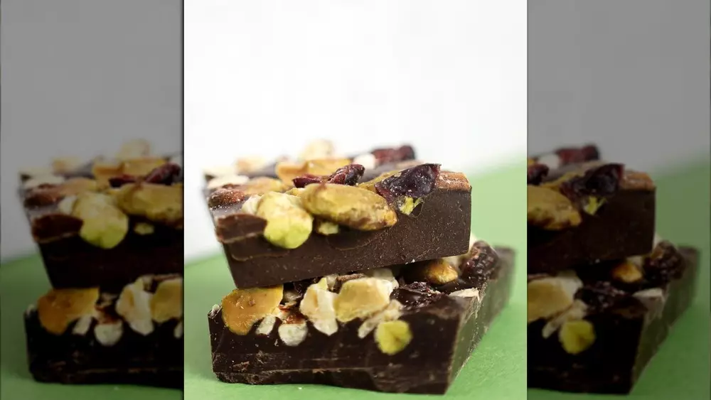 Duas barras de chocolate originais de JoJo empilhadas