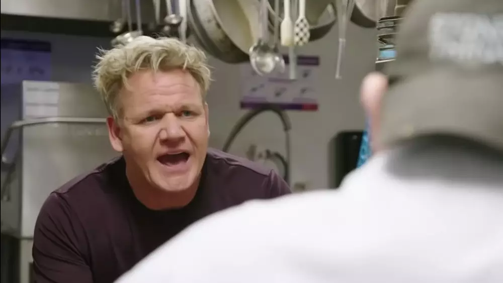 Gordon Ramsay vpije na kuharja