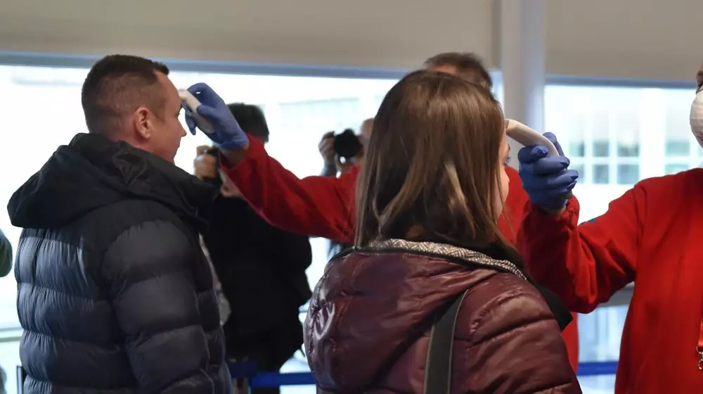 лічбавыя тэрмометры скануюць ілбы людзей