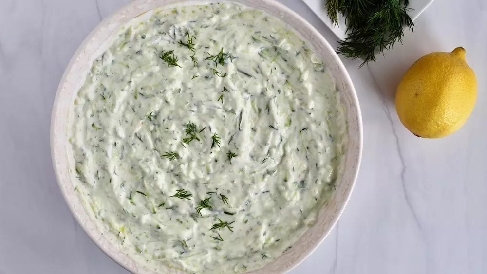 kom courgette tzatziki saus