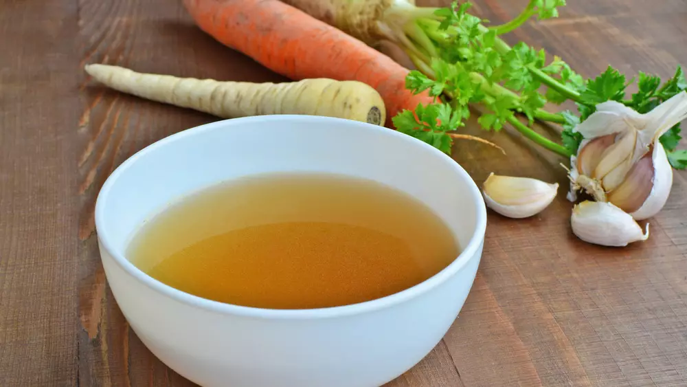 Bouillon a Schossel mat Geméis am Hannergrond