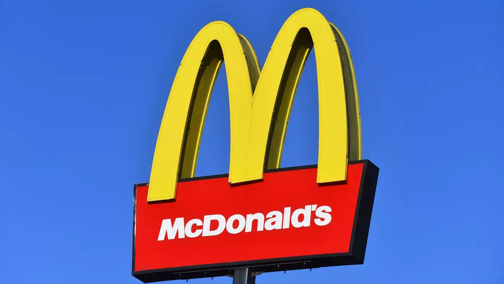 Segno di McDonald's contro il cielo blu