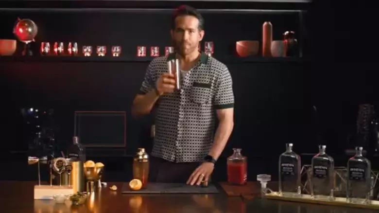 ryan reynolds bebiendo coctel