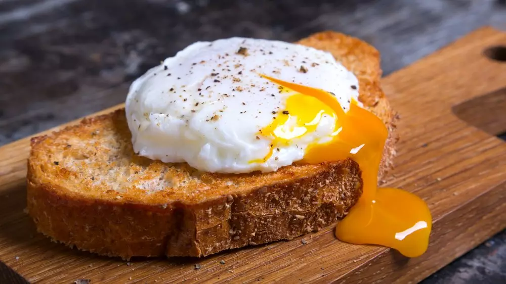 sarısı çalışan tost üzerinde haşlanmış yumurta