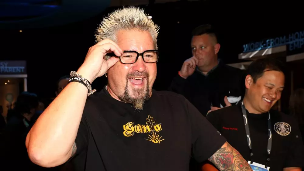 Guy Fieri lankideekin irribarrez