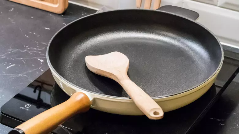 Nonstick pan karo sendok kayu