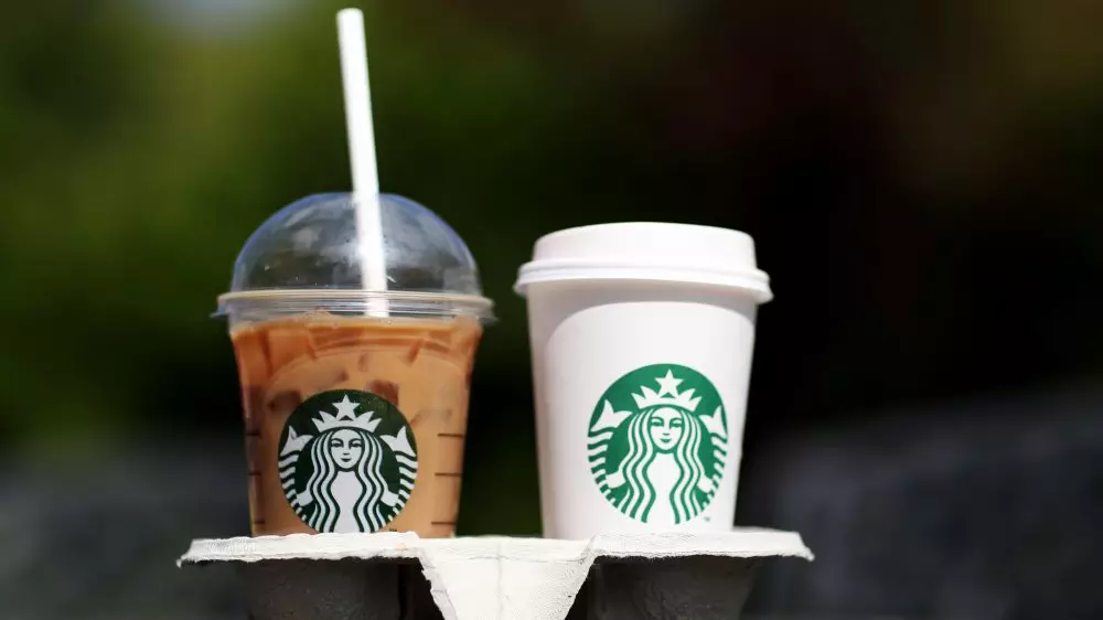 bir soğuk bir sıcak Starbucks bir taşıyıcıda içiyor