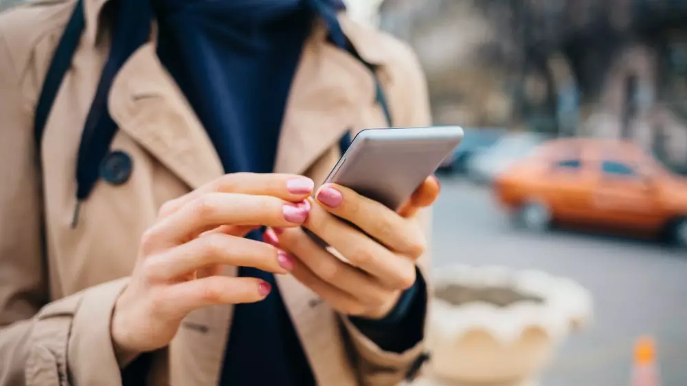 Vrouw met behulp van telefoon