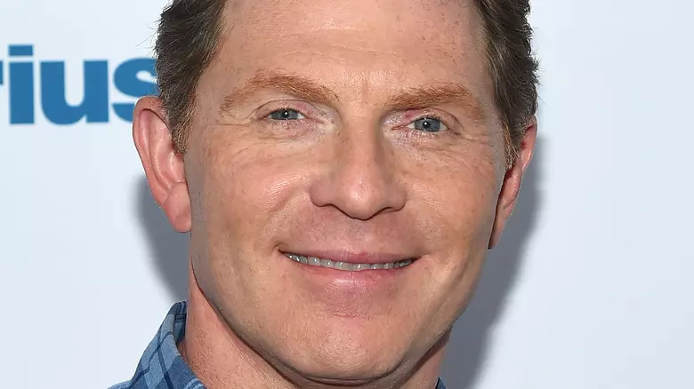 Bobby Flay luag ntxhi ntawm cov ntaub pua plag liab