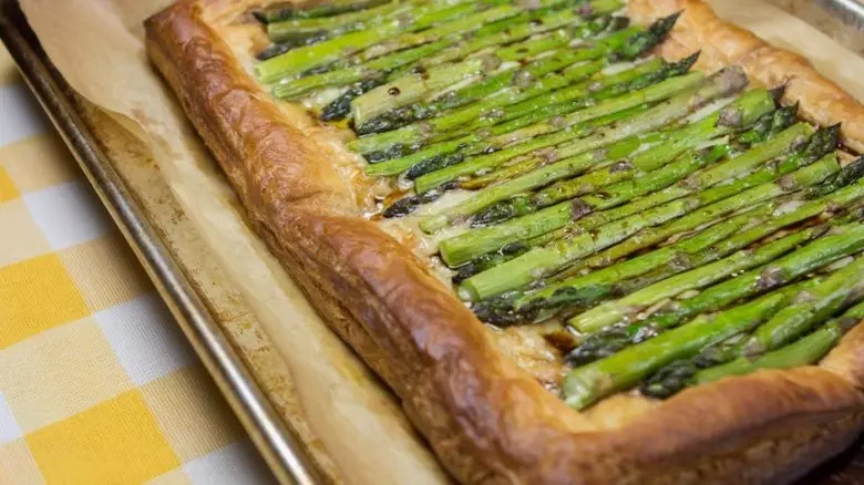 linuto nga Asparagus ug gruyere tart