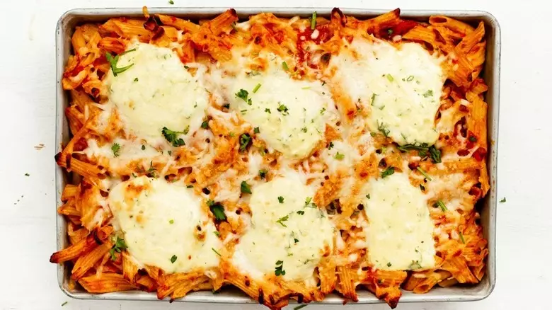 tray of baked ziti