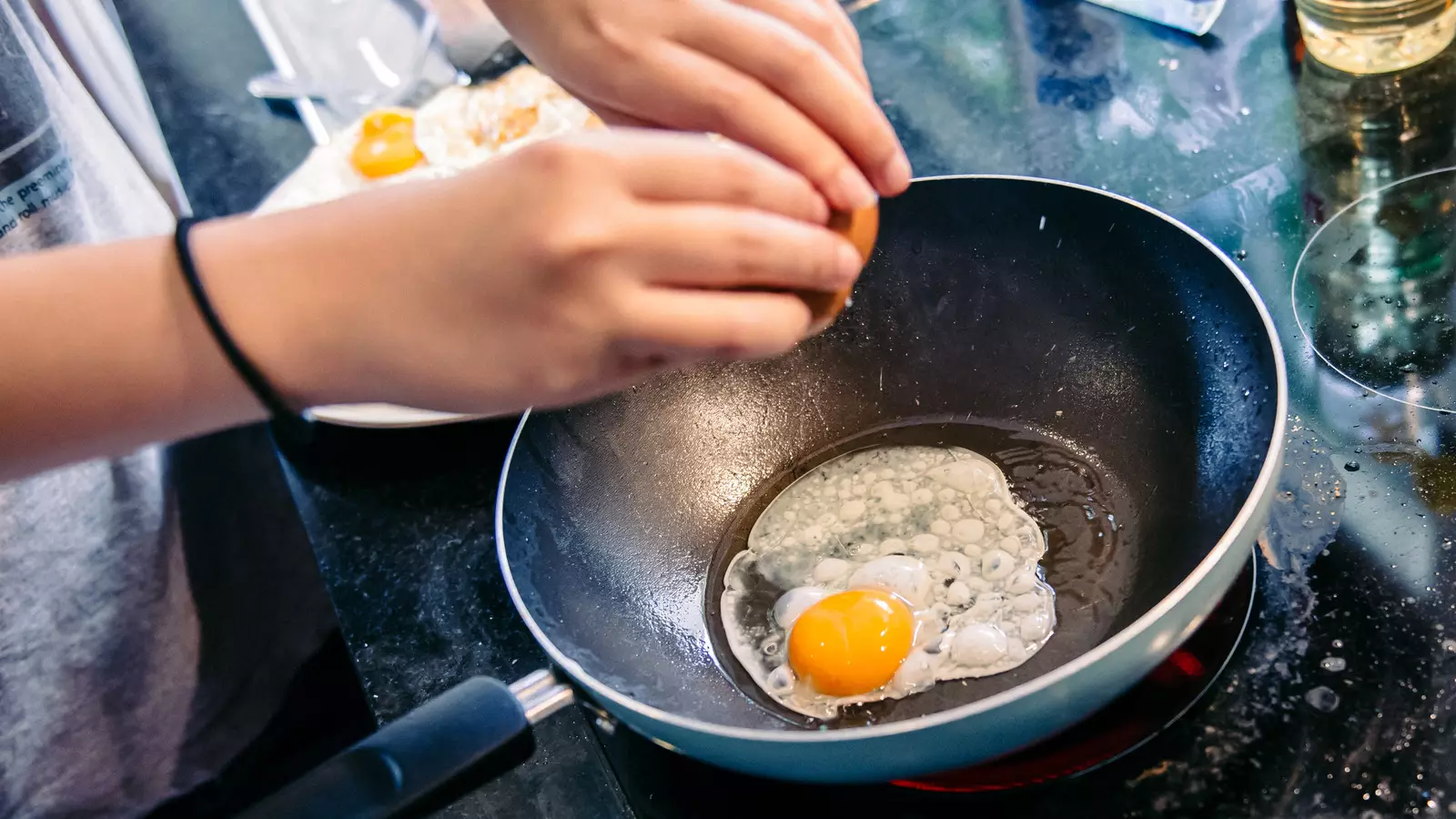 Простой лайфхак с яйцом, который сделает завтрак намного проще