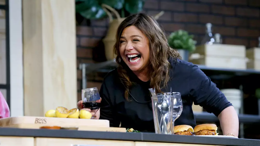 Rachael Ray op 'n stel laggend