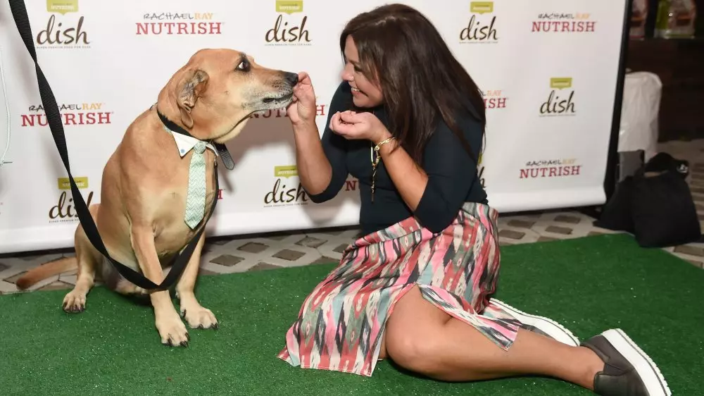 Rachael Ray med hund og Nutrish Dish hundemat