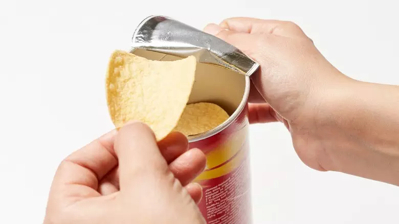 Hand gräifen Pringles Chip