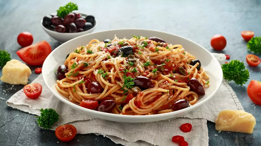 Pasta Puttanesca in una ciotola