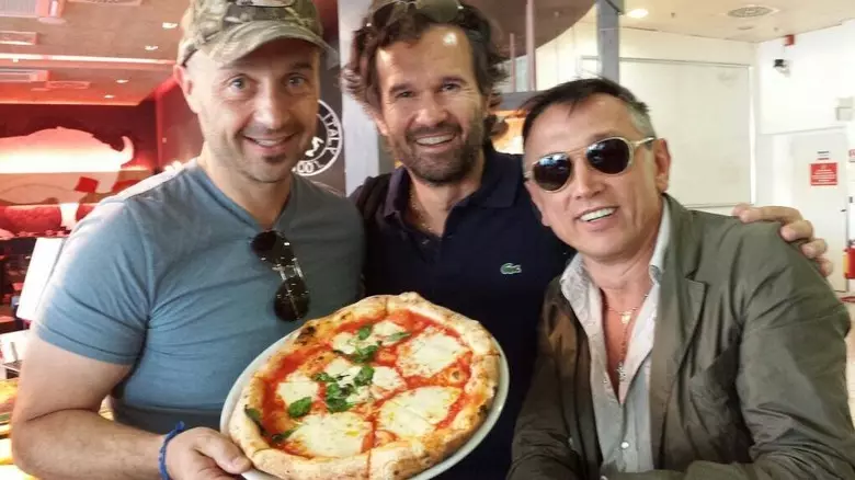 Joe Bastianich a'i ffrindiau gyda pizza