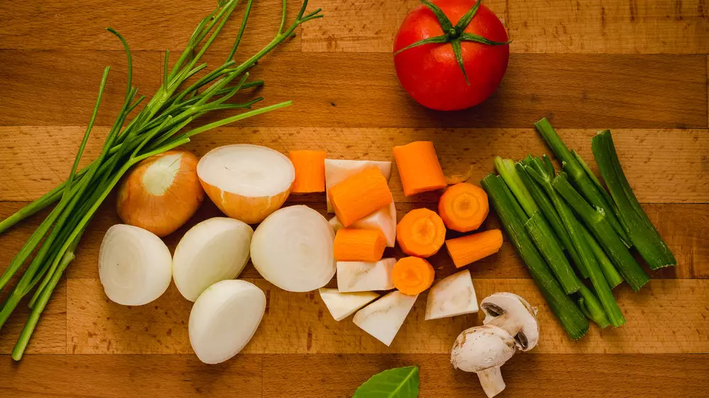 Mirepoix veggies sa isang cutting board