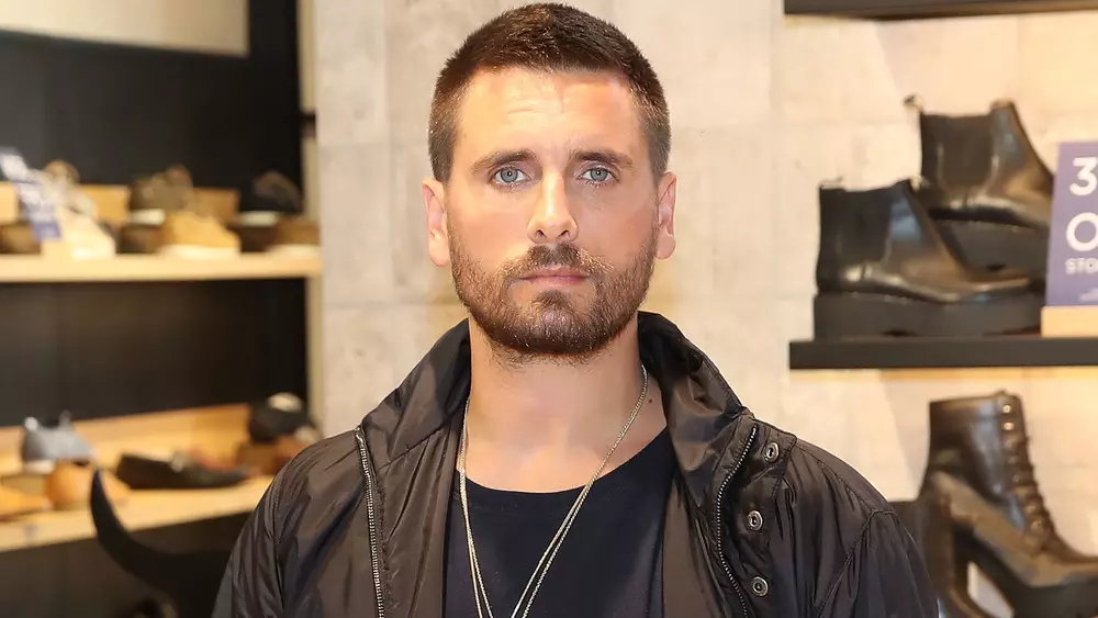 Scott Disick dalam pakaian hitam