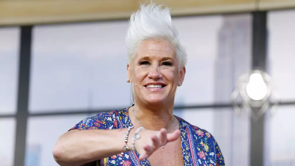 Anne Burrell sa svojom podšišanom kosom pod zaštitnim znakom