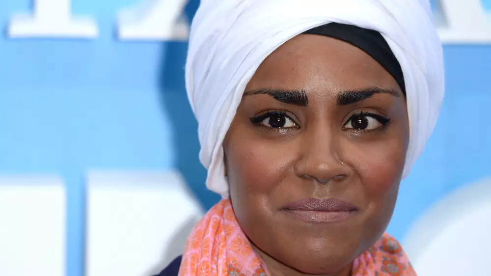 Nadiya Hussain z uśmieszkiem