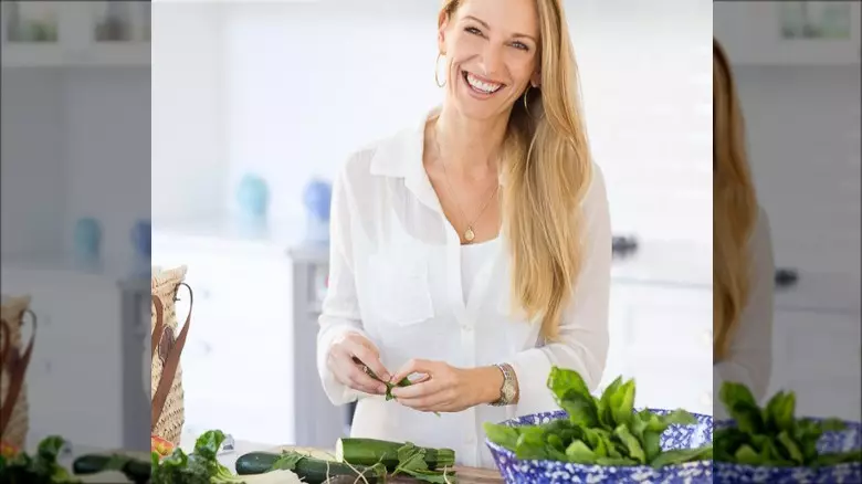 Lisa Bryan preparando comida