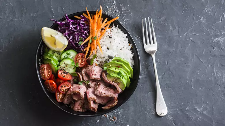 Tenreira con arroz e vexetais de cores