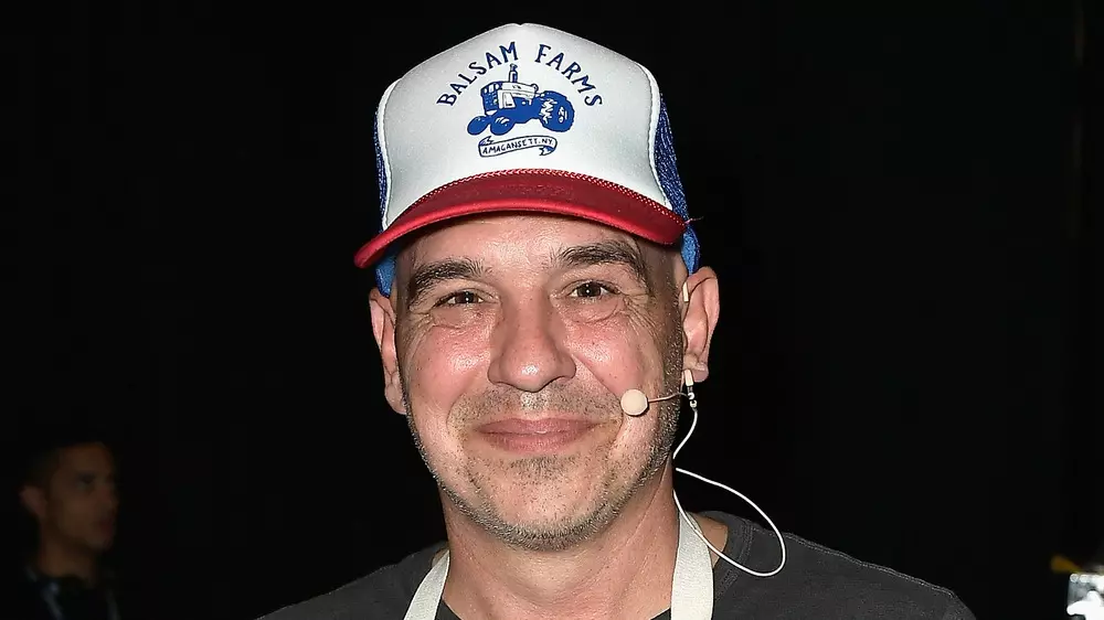 Chef Michael Symon mengenakan topi