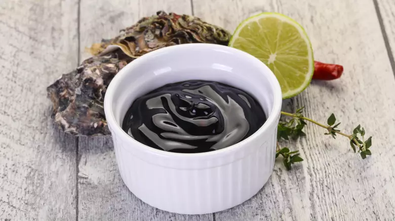 Ramekin de salsa de ostras