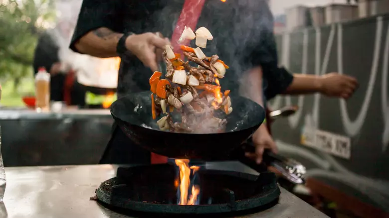 Chef cociñando un sofrito