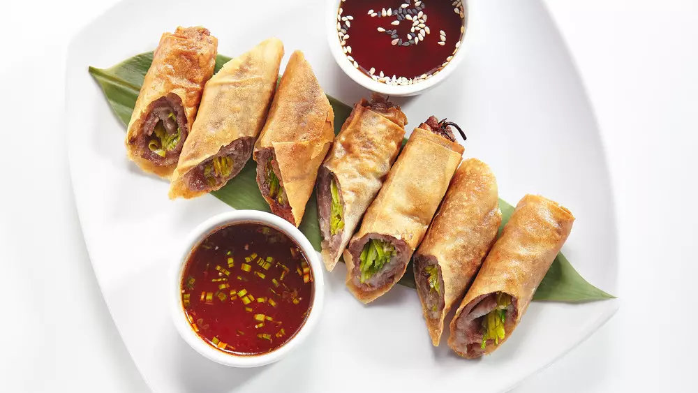 SPRING ROLLS DENGAN SAS BEBEK PADA LATAR DAUN DAN PUTIH