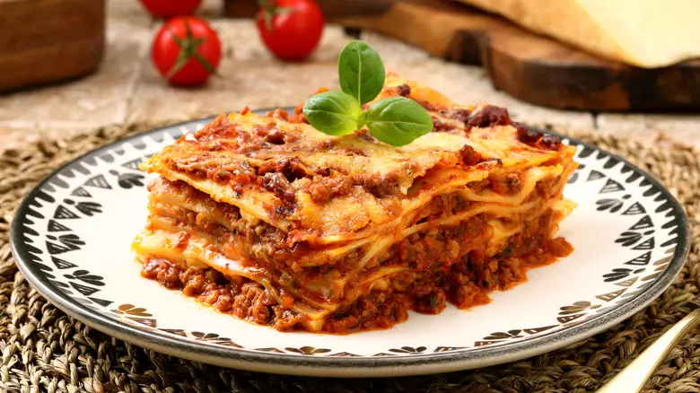 Lasagna نموني واري پليٽ تي