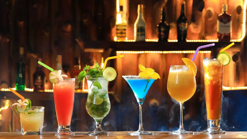 Bebidas mixtas alineadas en un bar