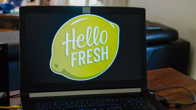 संगणकाच्या स्क्रीनवर HelloFresh लोगो