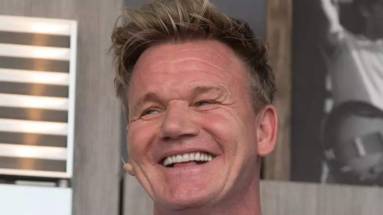 Gordon Ramsay ຫົວໃສ່ໄມໂຄຣໂຟນ